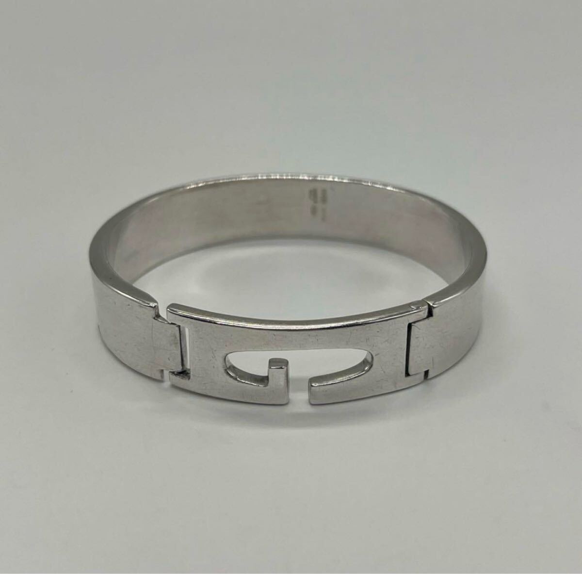 グッチ GUCCI Gカットアウト プレート バングル ブレスレット SV925(バングル)｜売買されたオークション情報、yahooの商品情報をアーカイブ公開 - オークファン（aucfan.com）