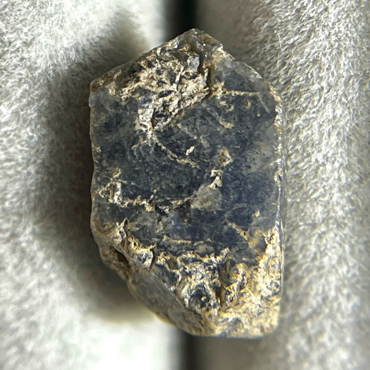 Yahoo!オークション - ブルーサファイア 原石 3.65ct 六角 未処理 モザ...