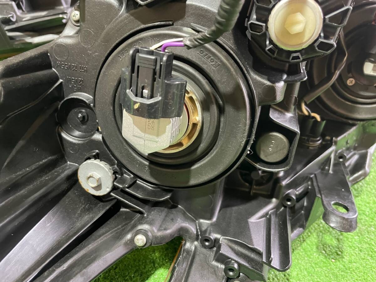 Yahoo!オークション - TOYOTA プリウス ZVW30 前期 左右 ヘッドライト ...