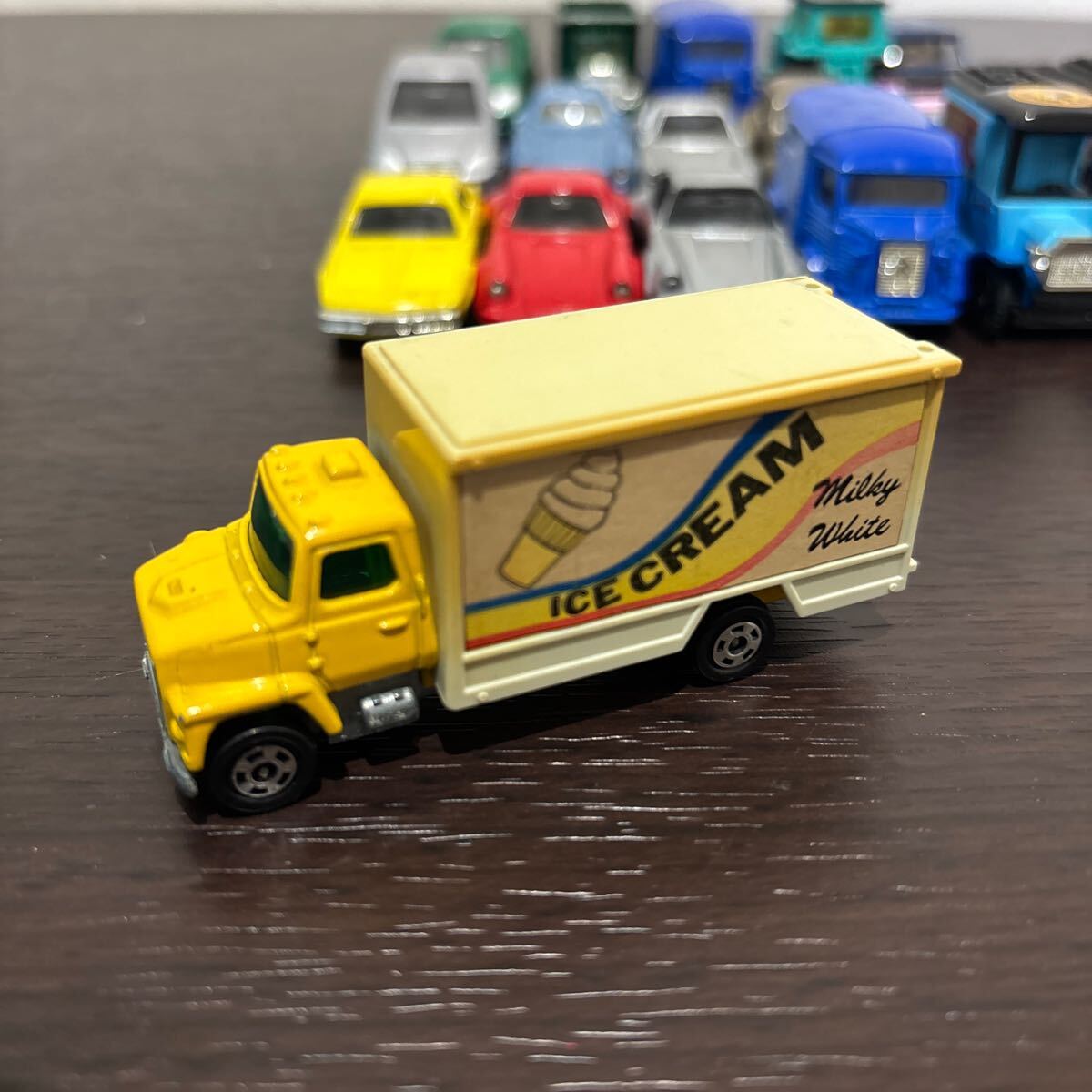 Yahoo!オークション - F64 トミカ 外国車シリーズ フォード パネルバン...