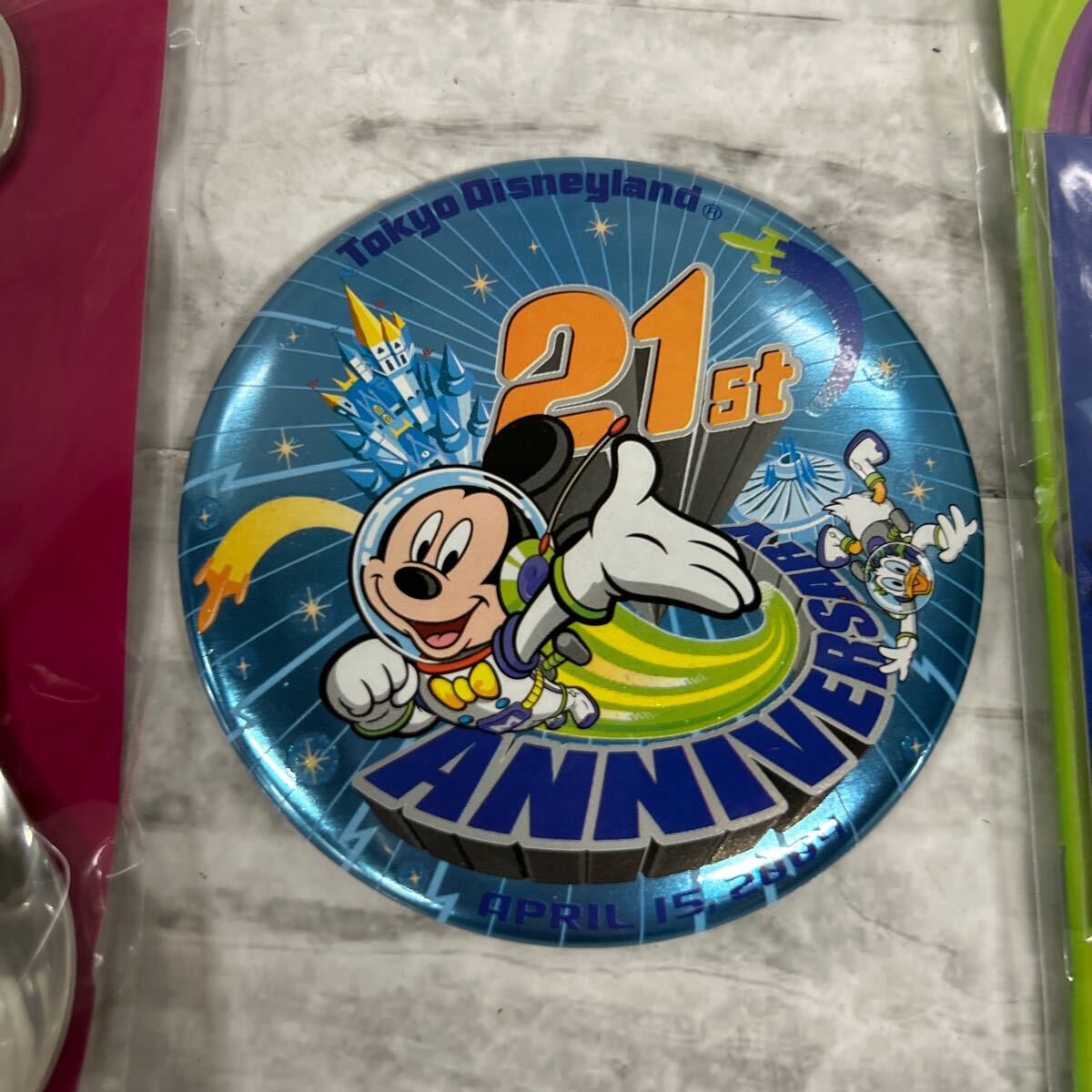 Yahoo!オークション - SKAM-1039 ディズニーグッズまとめ ピンバッジ ...