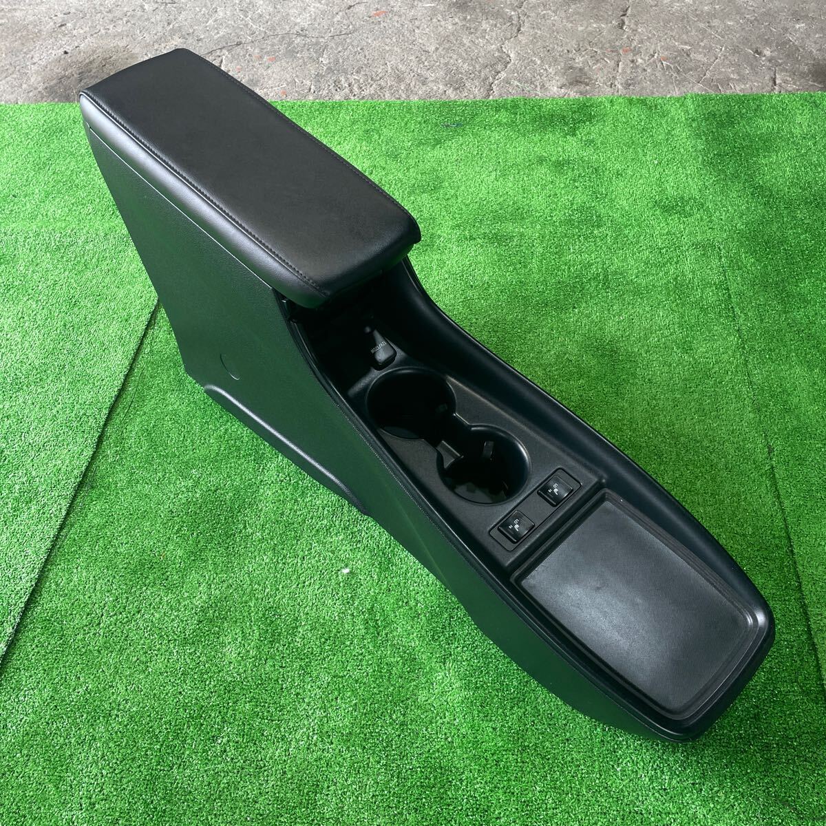 Yahoo!オークション - プリウス50 ZVW51 後期 コンソールボックス シー...