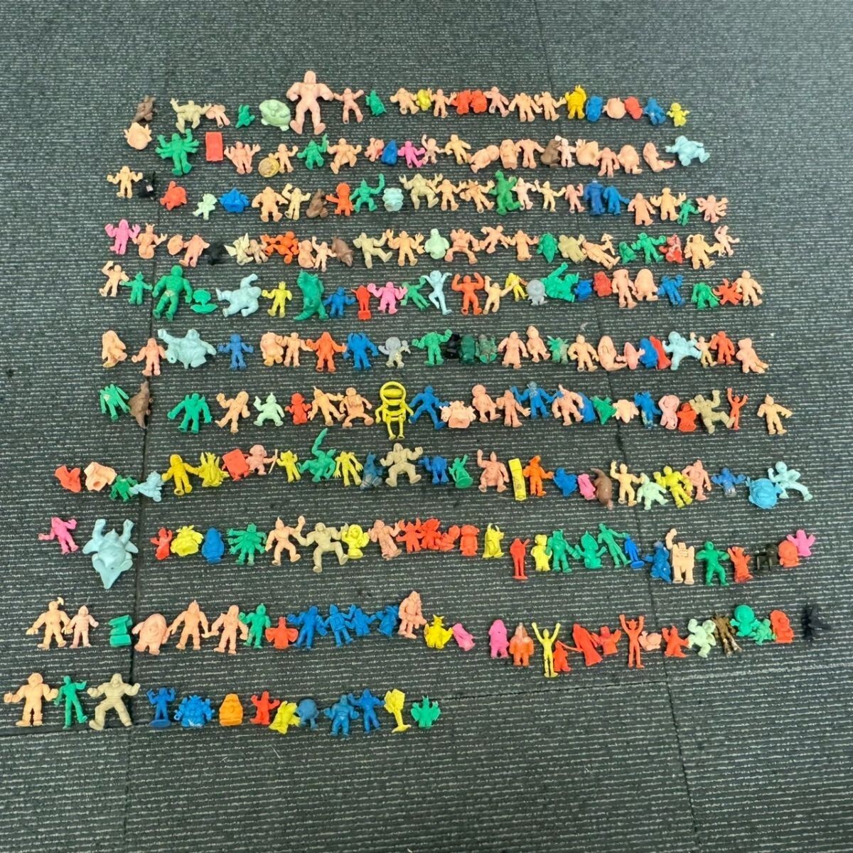 Yahoo!オークション - C426-I69-680 キン消し 大量まとめ セット 200点...