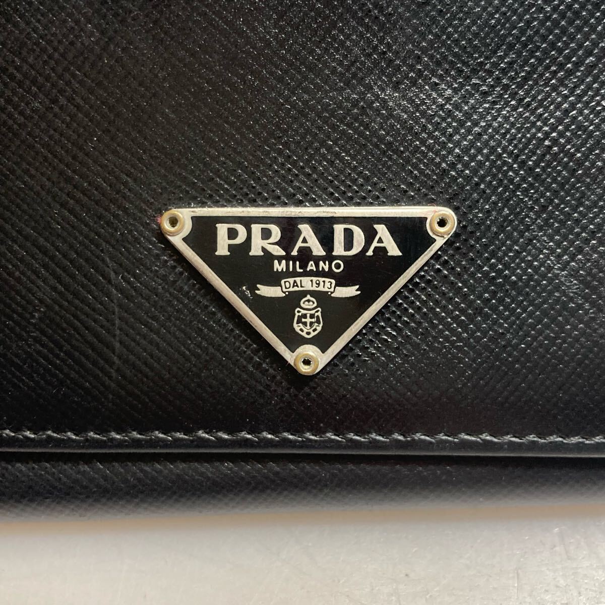 56-5 PRADA サフィアーノ レザー 長財布 ブラック 三角プレート(服飾小物)｜売買されたオークション情報、yahooの商品情報をアーカイブ公開 - オークファン（aucfan.com）