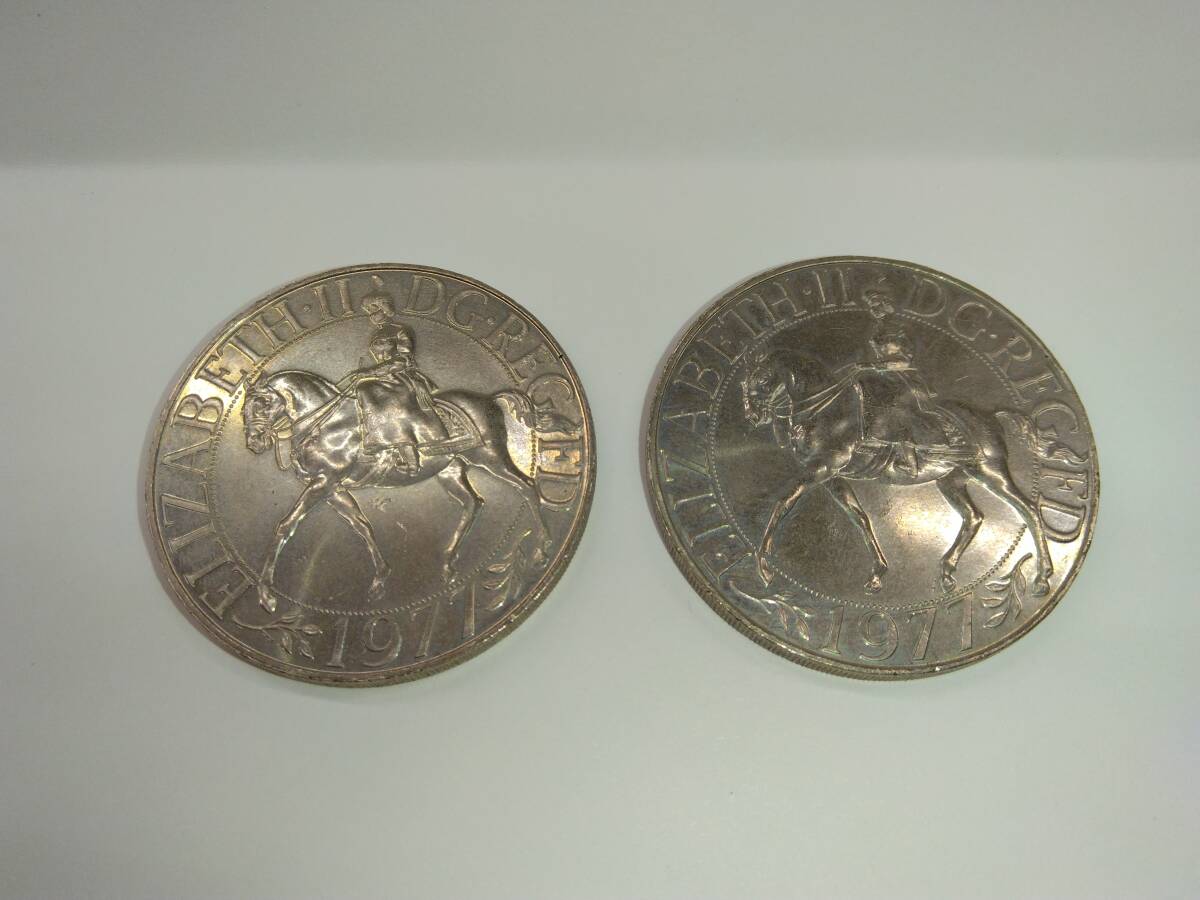 Yahoo!オークション - M53 机 現状品 エリザベス女王コイン 2枚 25周年...