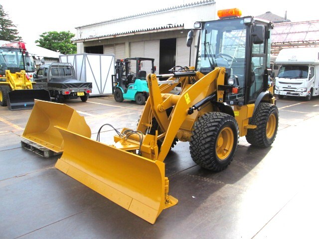 Yahoo!オークション - 2016年 タイヤショベル CAT 902C2 稼働1193時間 ...