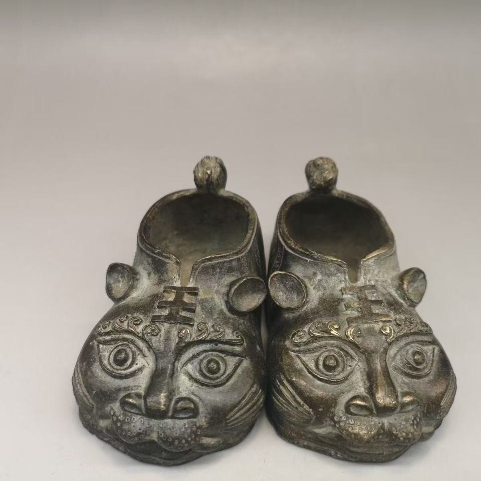 Yahoo!オークション - c39旧家収蔵 中国古玩 銅製 虎頭 百歳 宝宝靴 置...