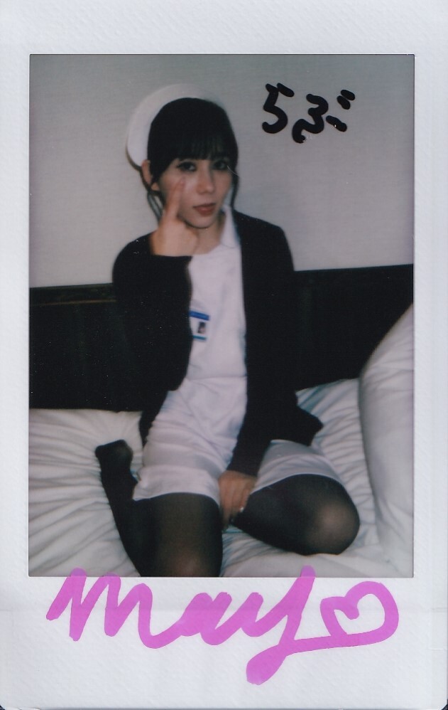 Yahoo!オークション - 五日市芽依 HMN-699 直筆サイン入りチェキ D