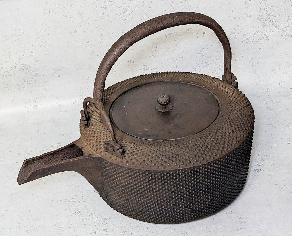 Yahoo!オークション - S135 時代物 古鉄製 霰文 宝珠摘み銅蓋 銚子/80