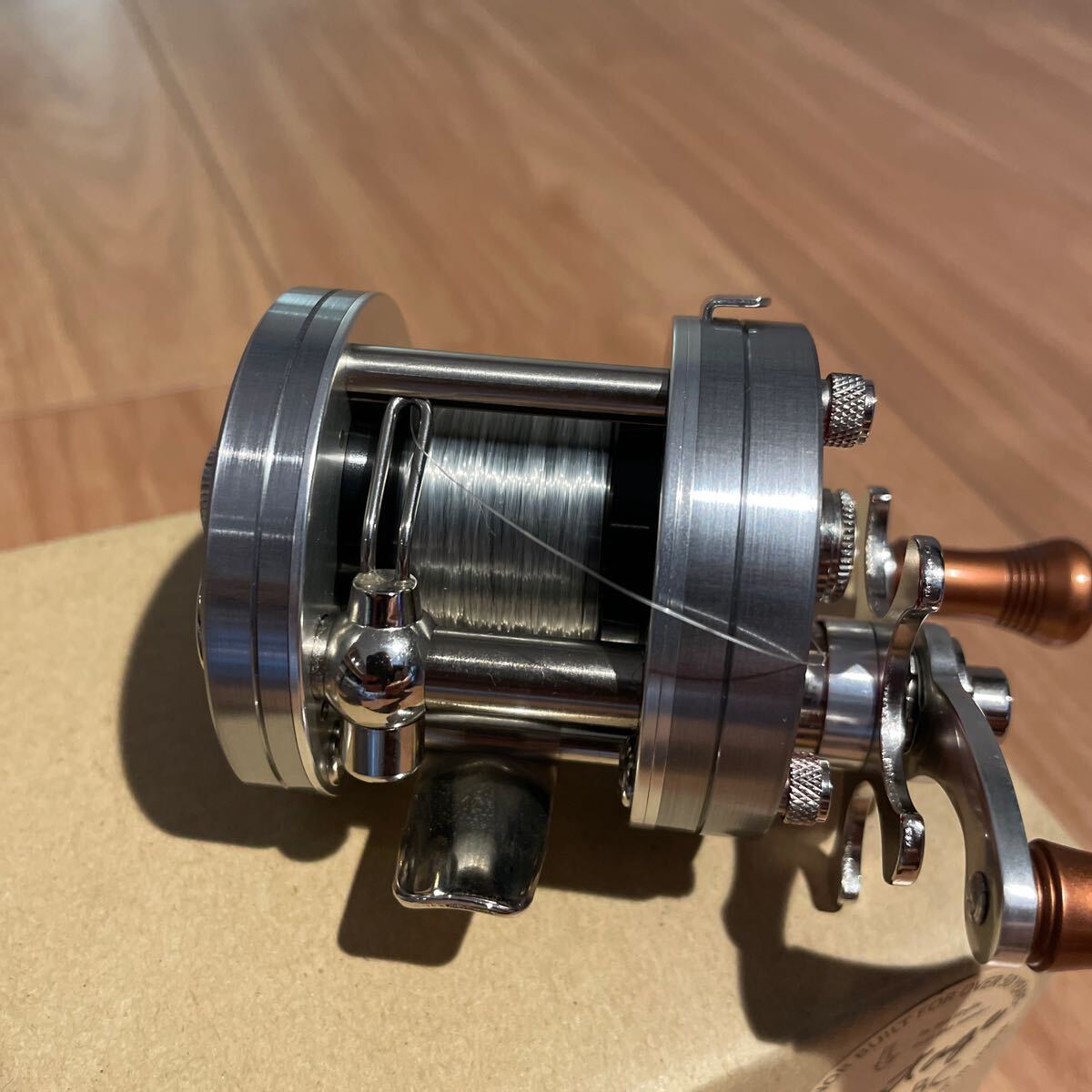 Yahoo!オークション - BC421SSS レッドツートン 五十鈴 リール 左巻き ...