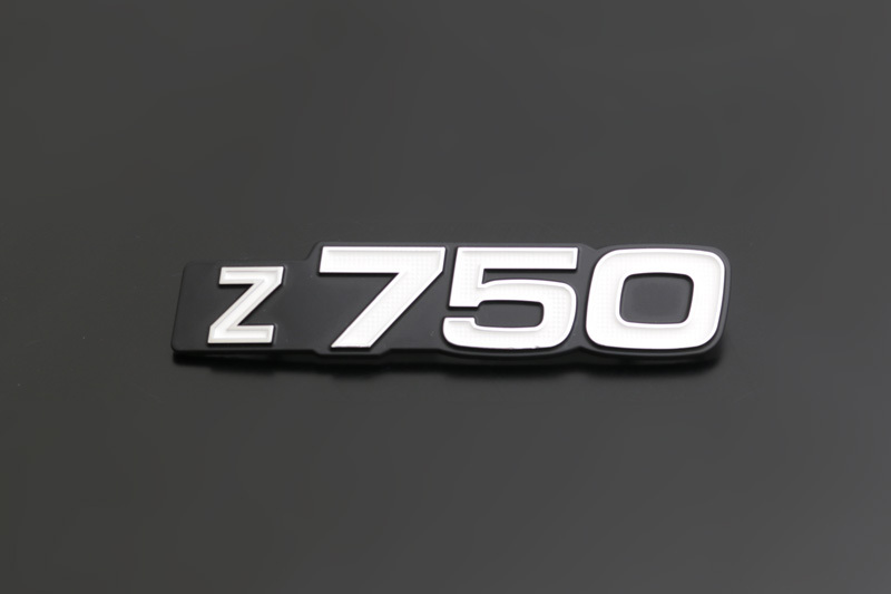 Yahoo!オークション - N81-1206 サイドカバーエンブレム「Z750」 複数...