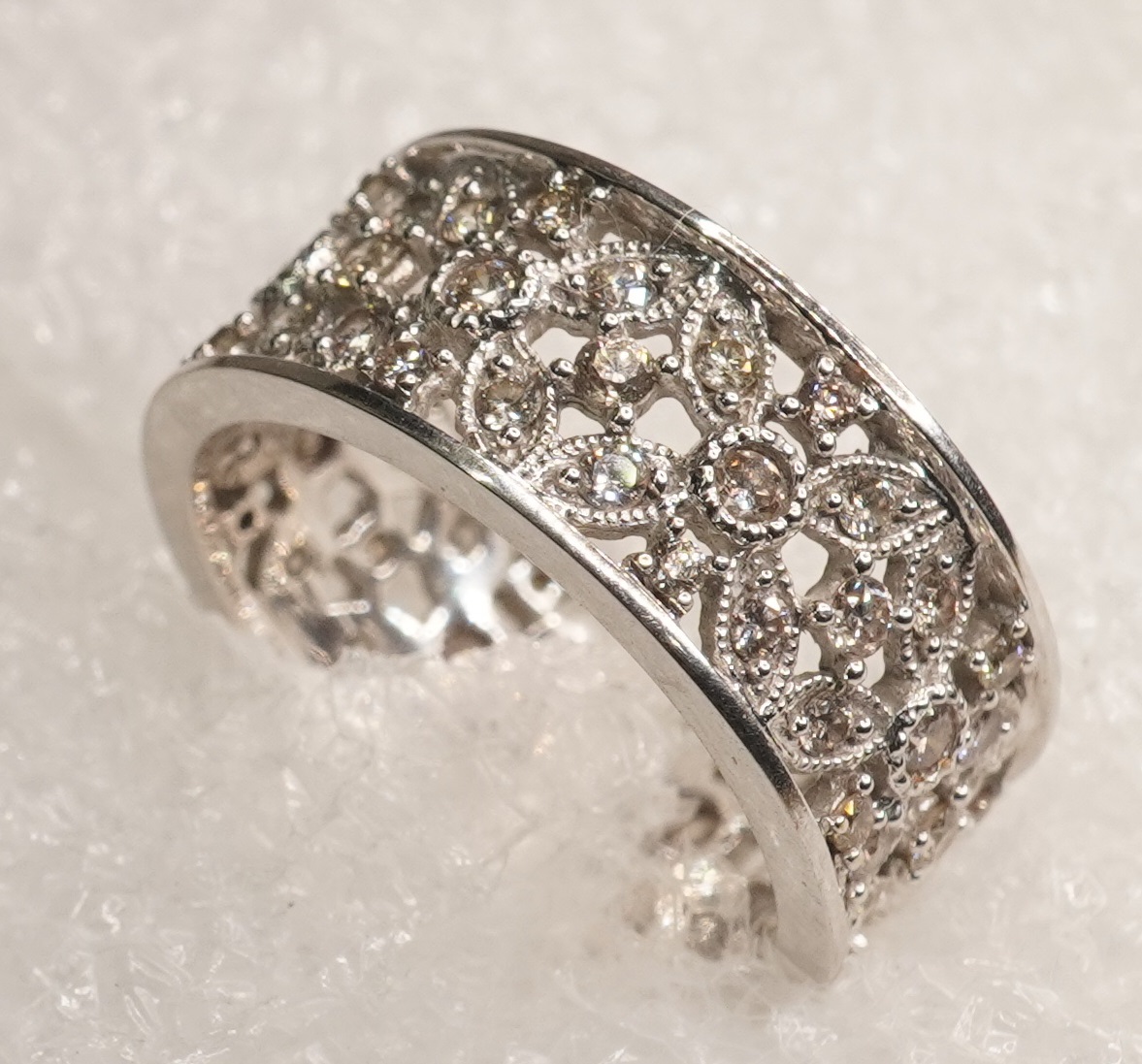 Yahoo!オークション - ダイヤ 0.97ct 13号 k18WG 大網てんとう虫 H855-...