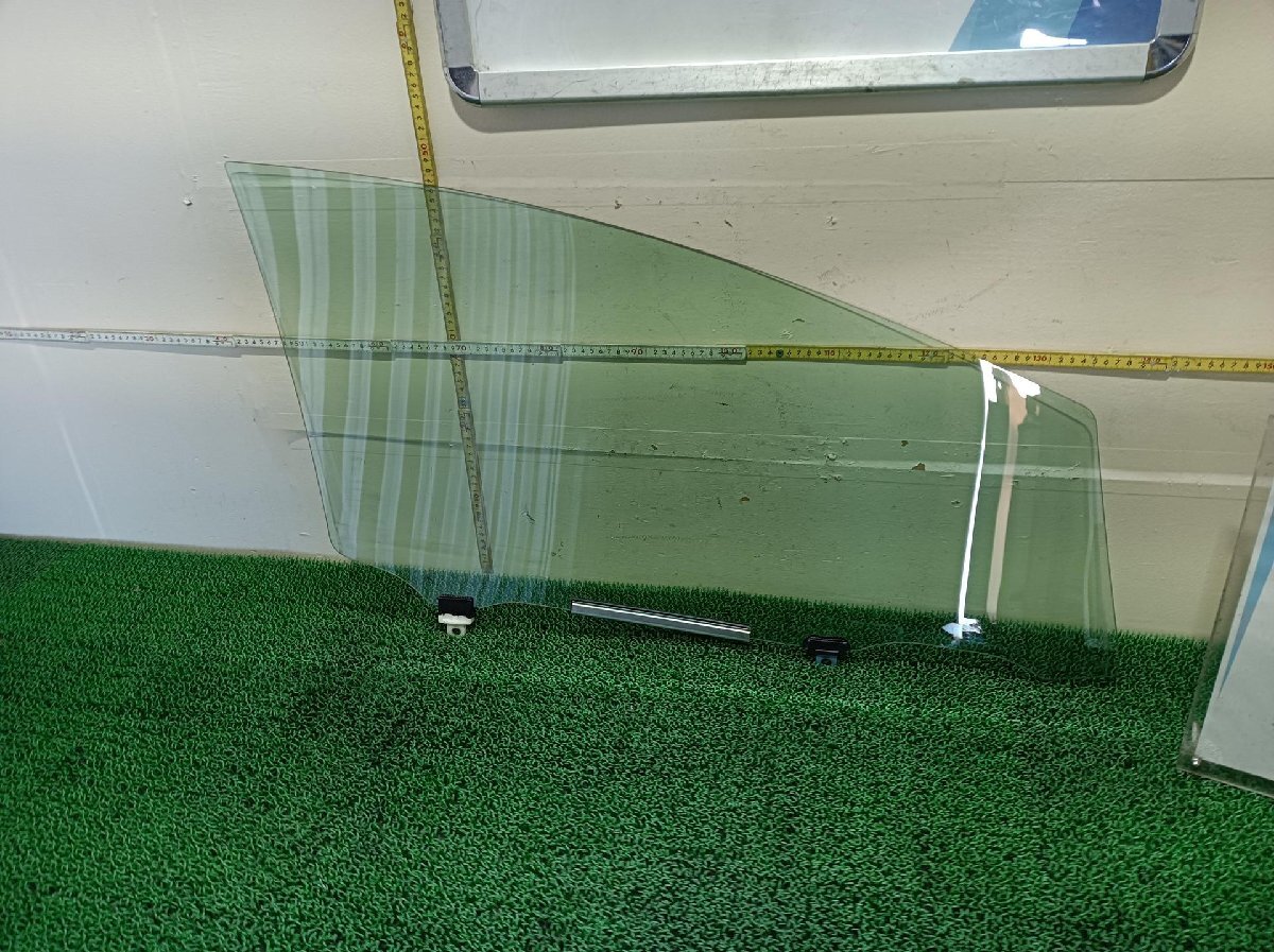 Yahoo!オークション - トヨタ 左フロントドアガラス プリウス DAA-ZVW3...