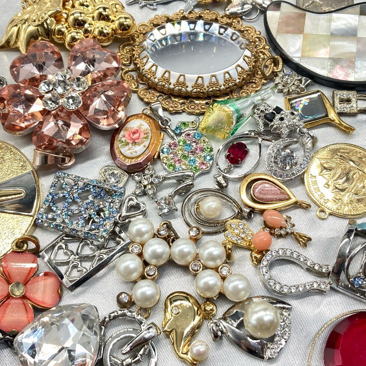 Yahoo!オークション - 珊瑚入り [ペンダントトップおまとめ]j 約321....