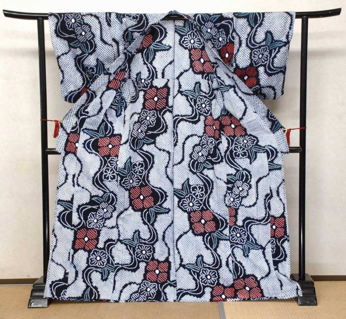 Yahoo!オークション - 有松絞 浴衣 赤と白の花 濃紺地 裄63cm 残布付...