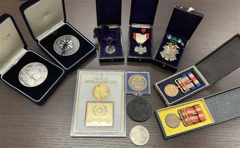 Yahoo!オークション - ＃1468A 勲章 /記章/メダル おまとめ 勲七等青色...