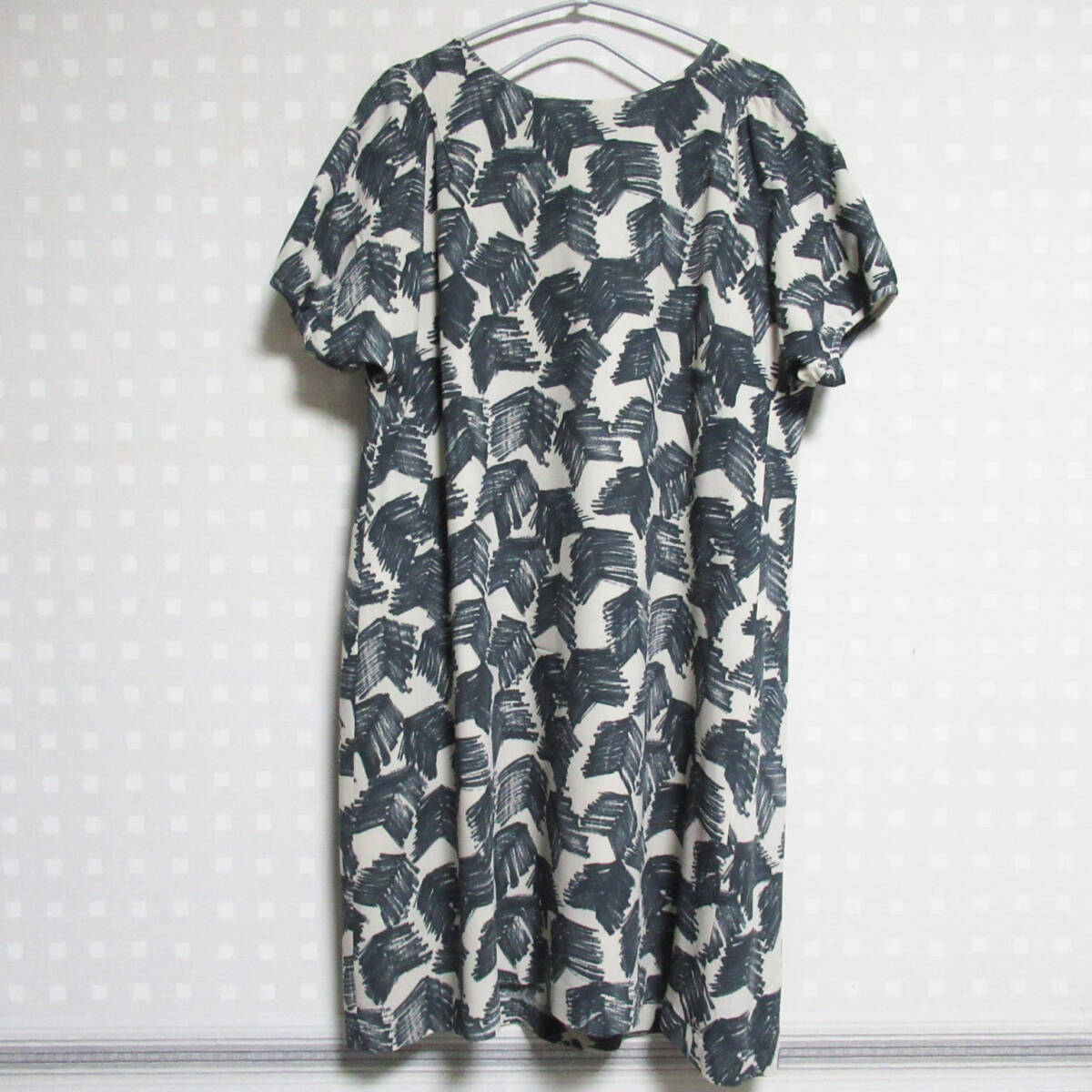 Yahoo!オークション - B53 サリースコット デザインプリント ワンピー...