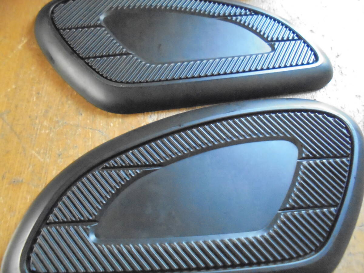 Yahoo!オークション - トライアンフ純正 OEM ニーパッド左右セット ボ...