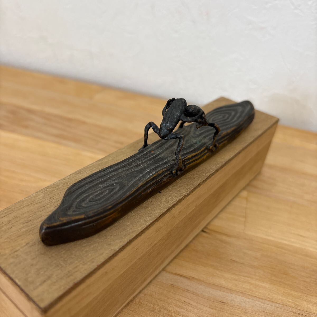 Yahoo!オークション - 銅文鎮 蛙 桐箱入 274g 書道 書画 水墨画 骨董 ...