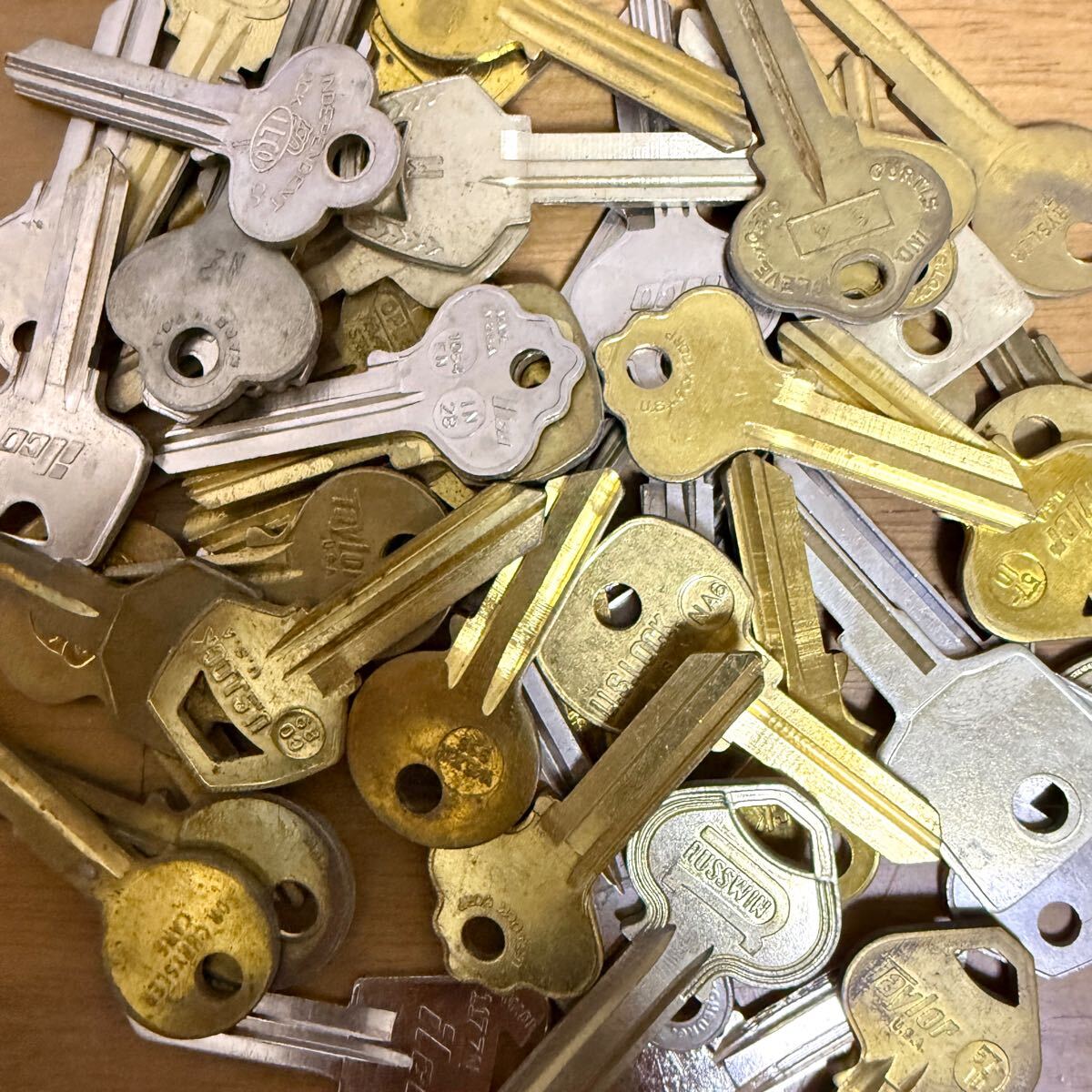 Yahoo!オークション - P179 50個 アメリカ 鍵 ヴィンテージ キーホルダ...