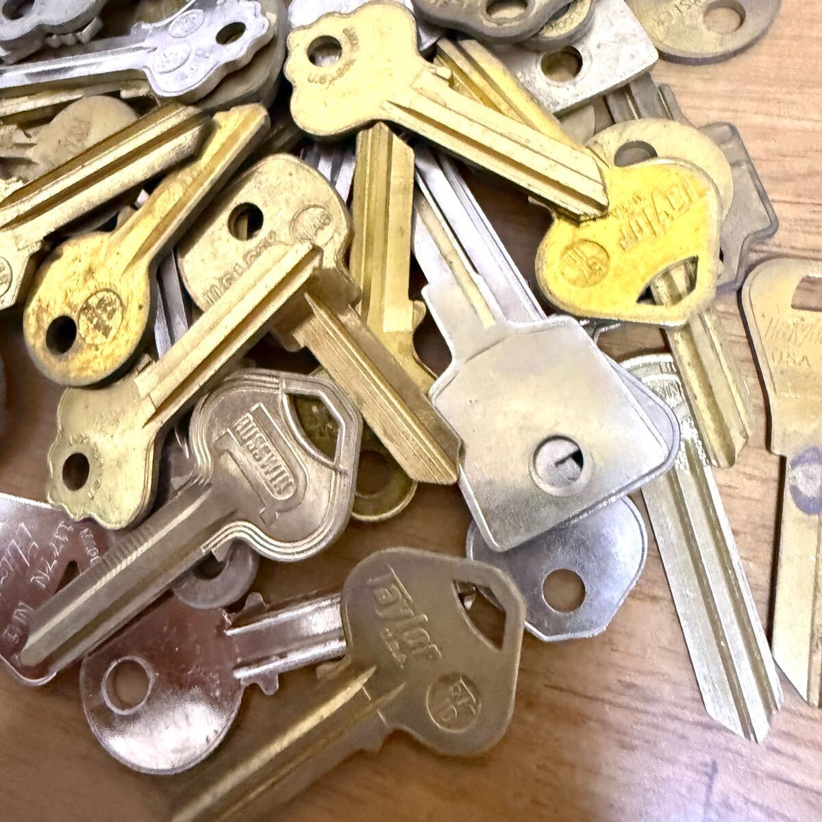 Yahoo!オークション - P179 50個 アメリカ 鍵 ヴィンテージ キーホルダ...