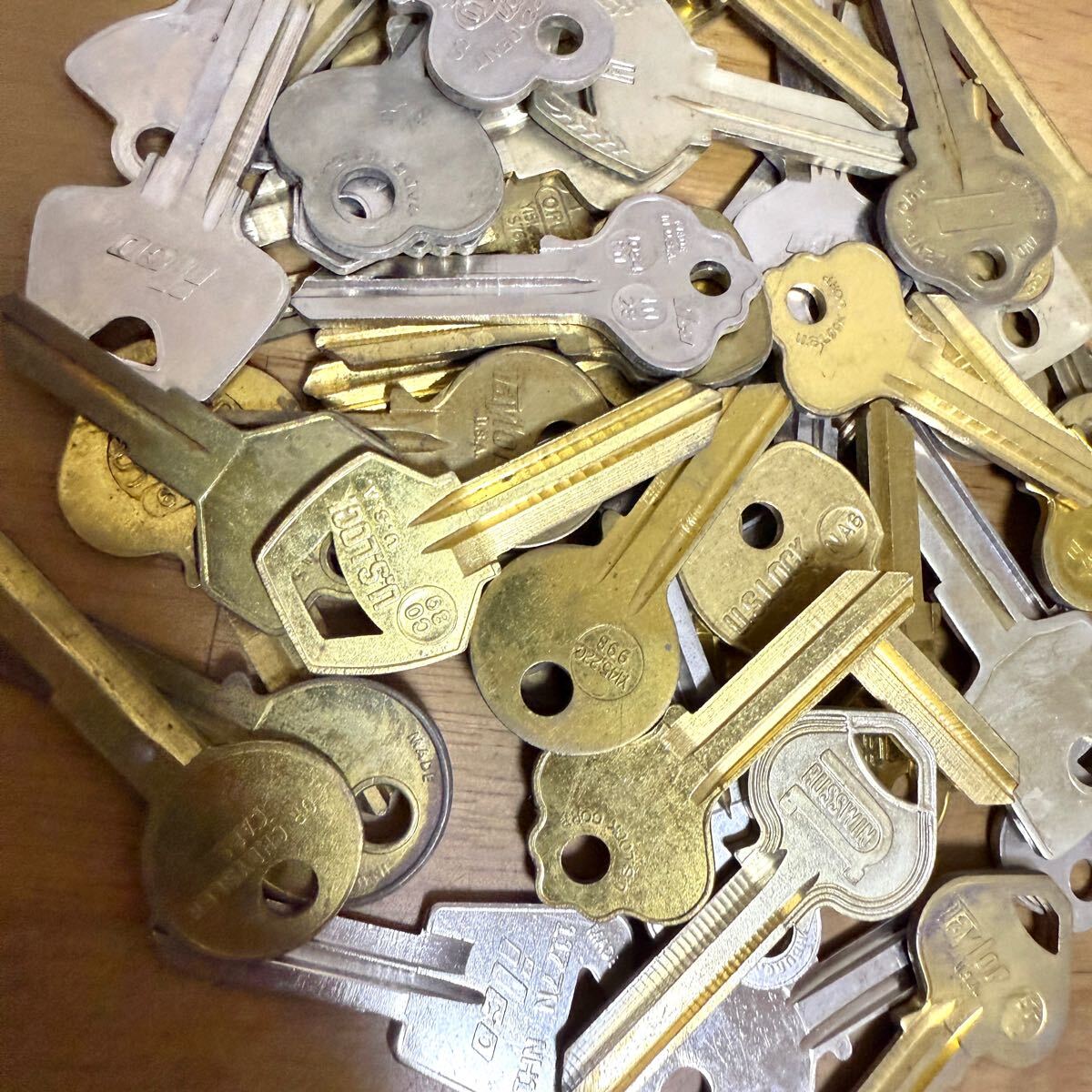 Yahoo!オークション - P179 50個 アメリカ 鍵 ヴィンテージ キーホルダ...