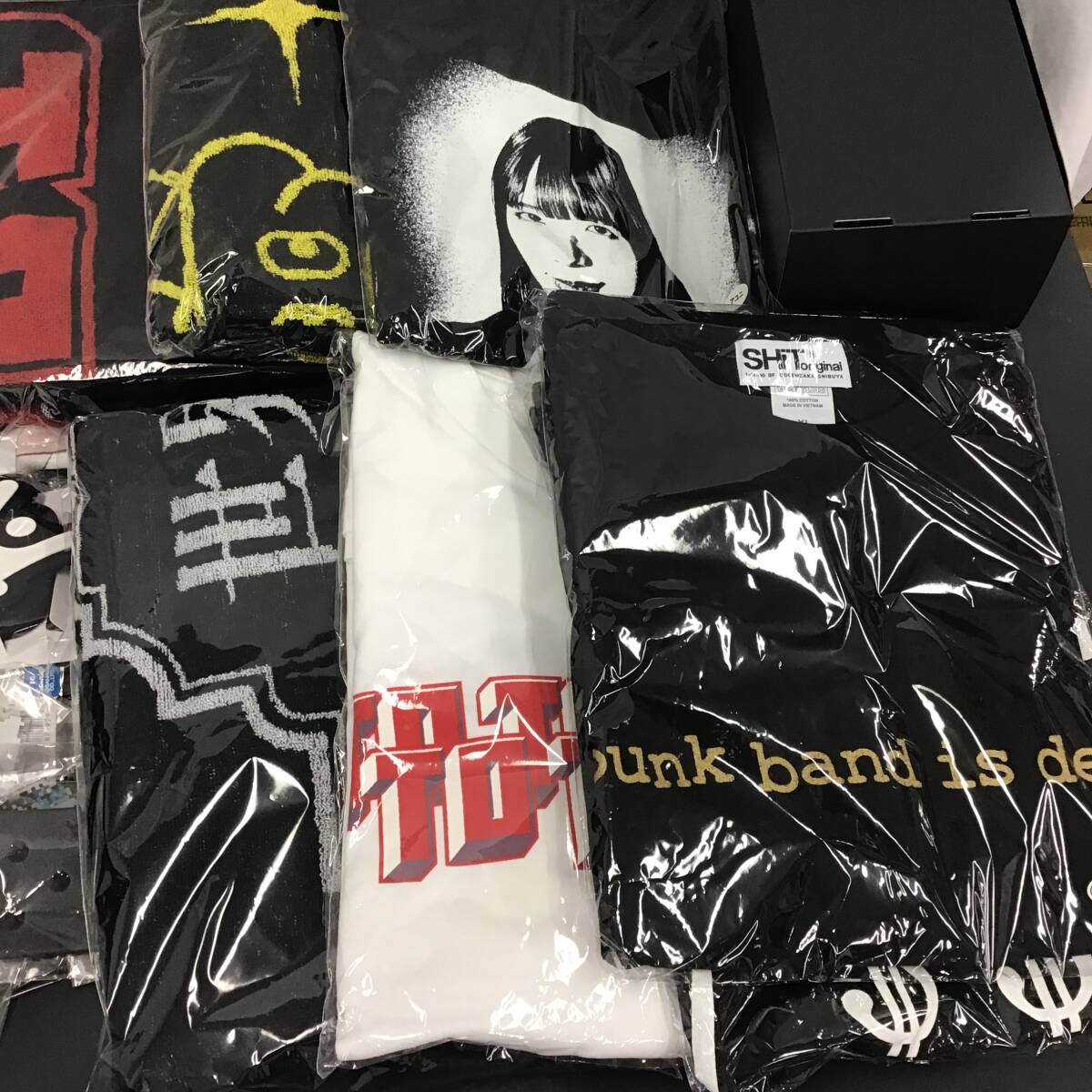 Yahoo!オークション - 19 BiSH Tシャツ タオル キーホルダー など グッ...