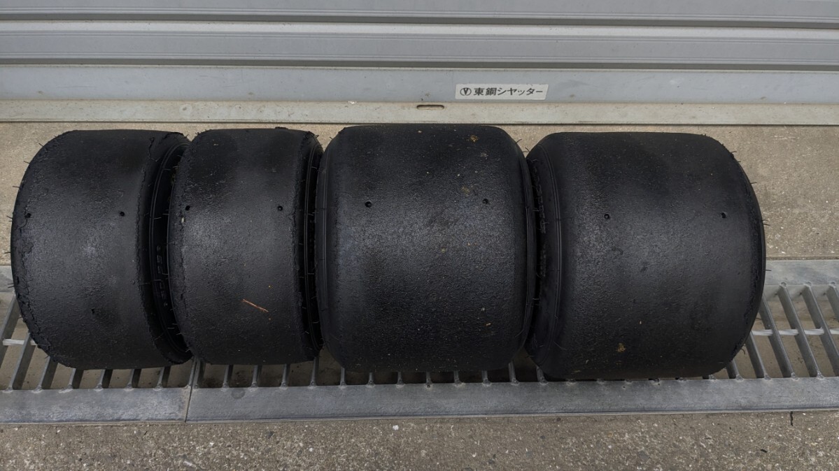 Yahoo!オークション - 1レース使用のみたっぷり 溝有 ダンロップSL22 ...