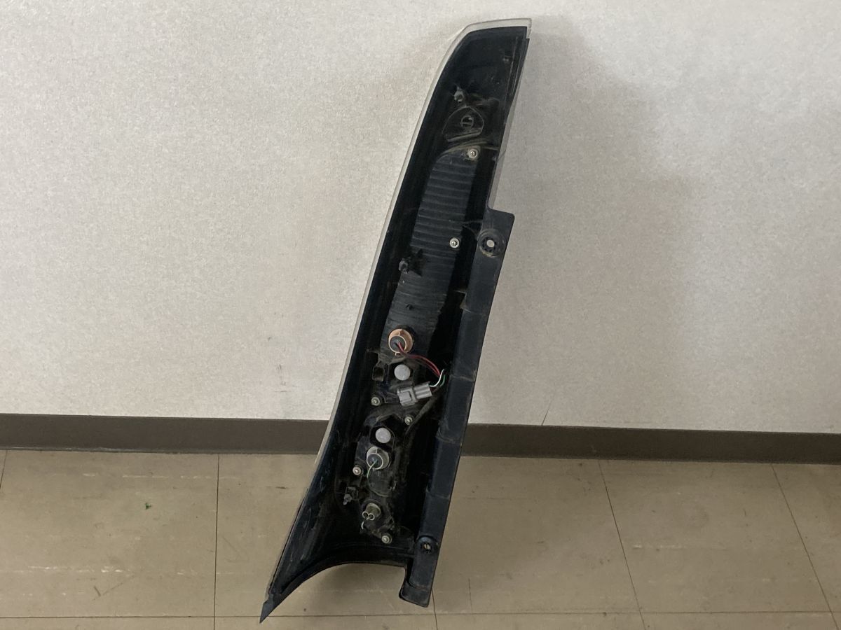 Yahoo!オークション - Z01 セレナ C26 右 テールランプ テールライト ...