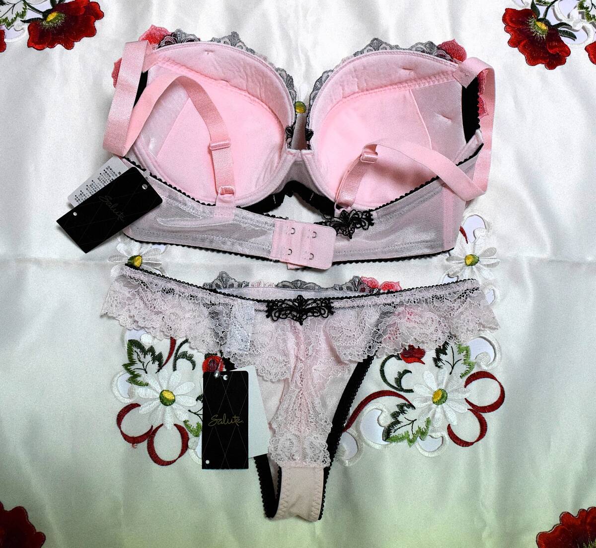 Yahoo!オークション - 新品・タグ付き ワコール サルート 93G・ニュ...