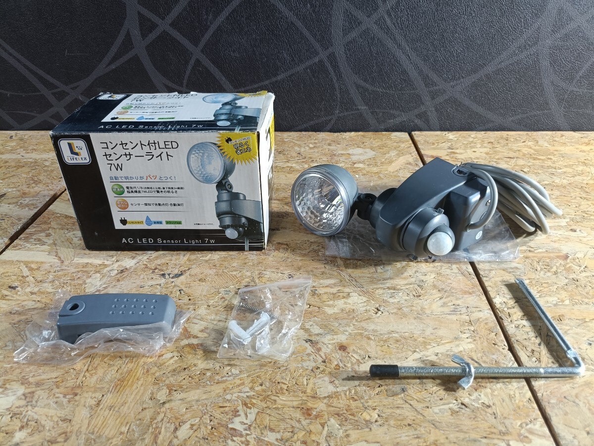 Yahoo!オークション - (UG116)LIFELEX コンセント付LEDセンサーライト7...