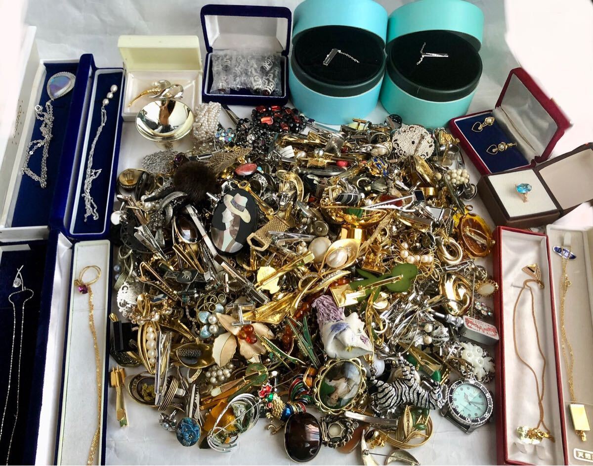 Yahoo!オークション - アクセサリーまとめ売り 約6.3kg ブローチ ネッ...