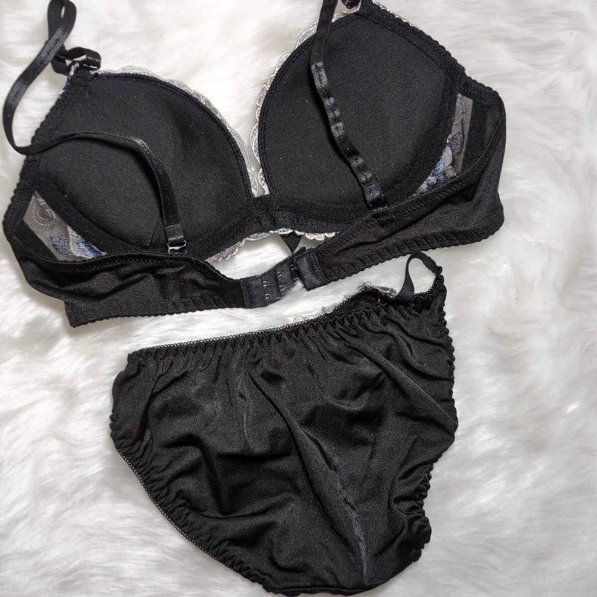 Yahoo!オークション - B75 L 大輪のお花刺繍Sexyブラ ストリングパンテ...