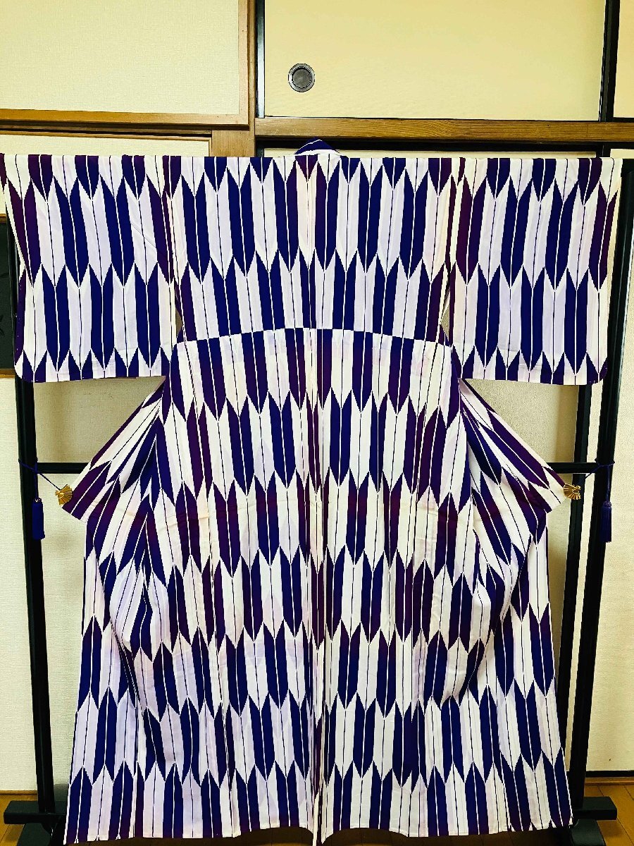 Yahoo!オークション - 着物 小紋 正絹 / 藍色と白色系 / 矢絣 大正ロマ...