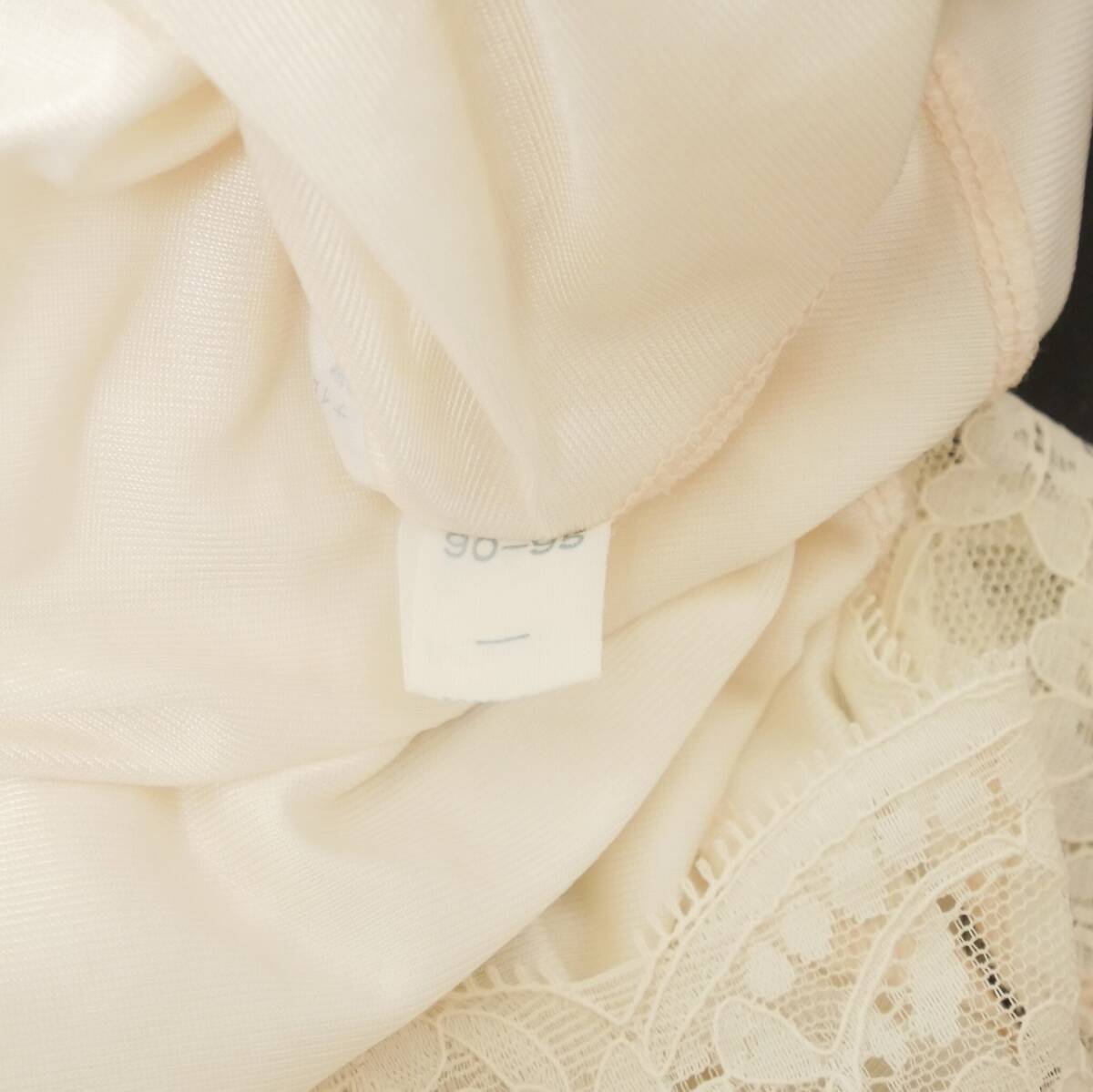 Yahoo!オークション - 5285 透け感小花柄レース スリップ L90-95 ベー...