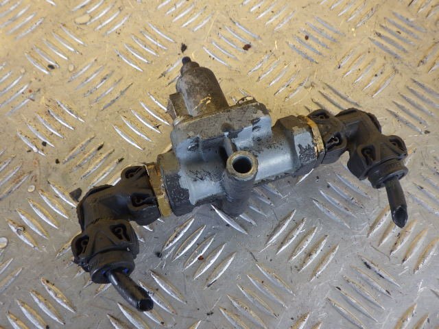 Yahoo!オークション - r617-84 日産 UD トラックス クオン エアーバル...