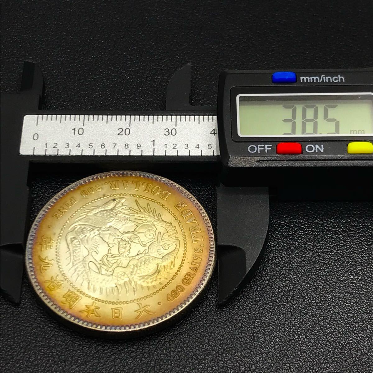 Yahoo!オークション - A781 貿易銀 明治九年 特年 銀貨 菊紋 大型銀貨 ...