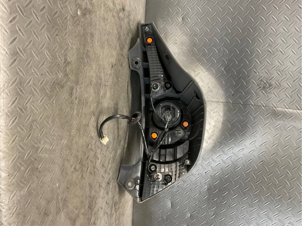 Yahoo!オークション - E37 トヨタ アクア NHP10 純正左テールランプ LE...