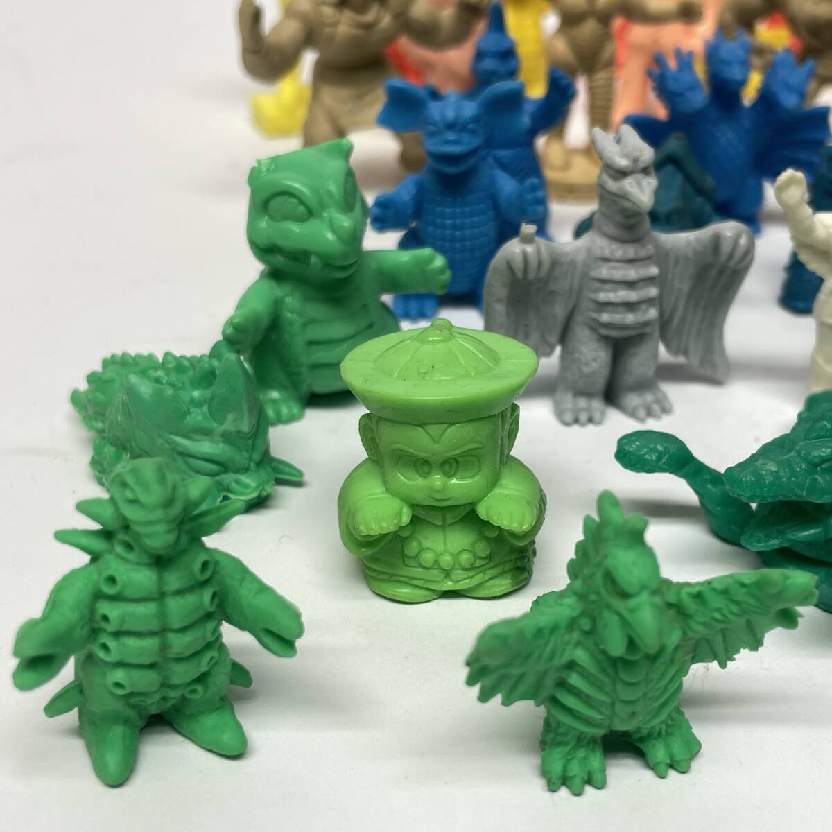 Yahoo!オークション - tu064 怪獣 ガンダム系 等 様々 消しゴム系 ミニ...