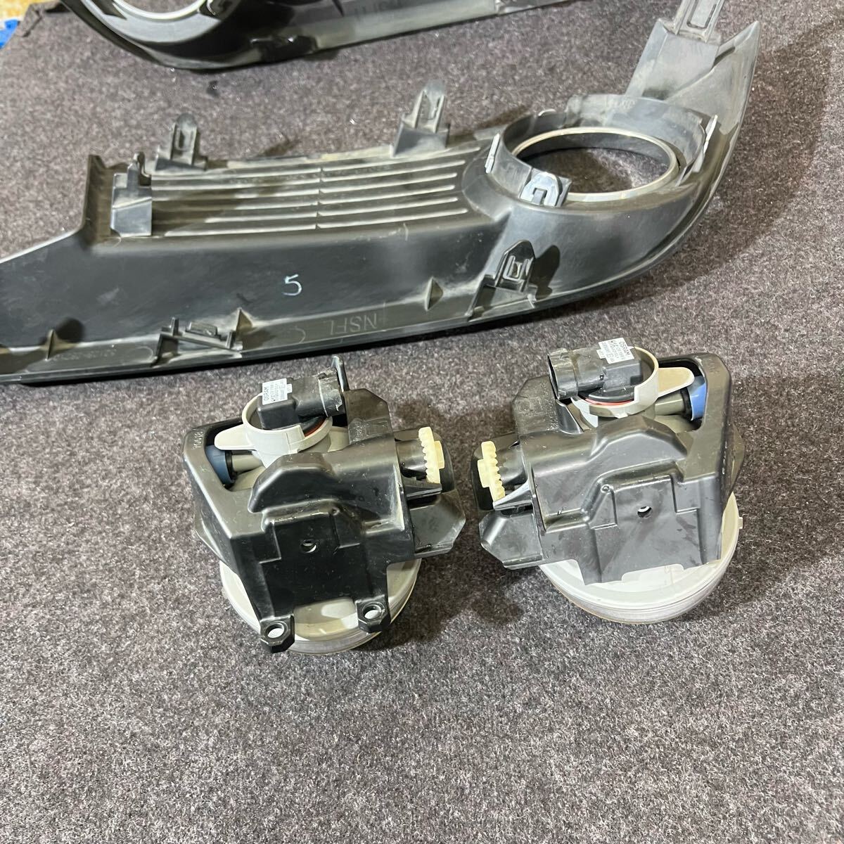 Yahoo!オークション - ノア 80 【《ZRR80 ZWR80》】純正 右左セット フ...