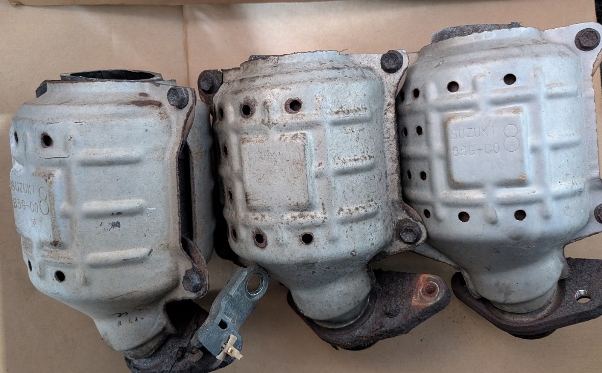 Yahoo!オークション - スズキ K6A 3個セット 85G-C08 エキマニ 触媒 ...