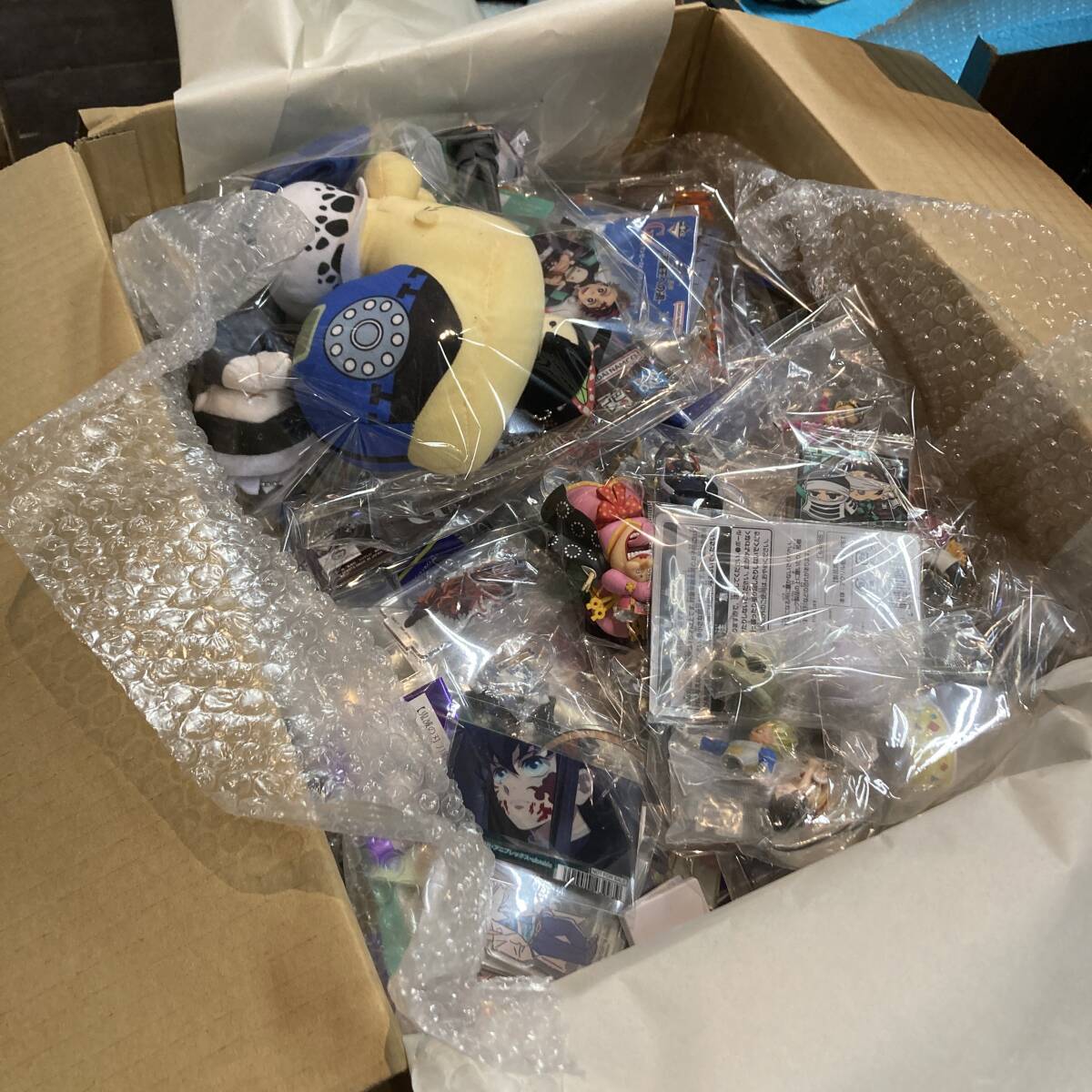 Yahoo!オークション - 32Mdd アニメグッズ まとめて箱詰め 鬼滅 呪術 ...