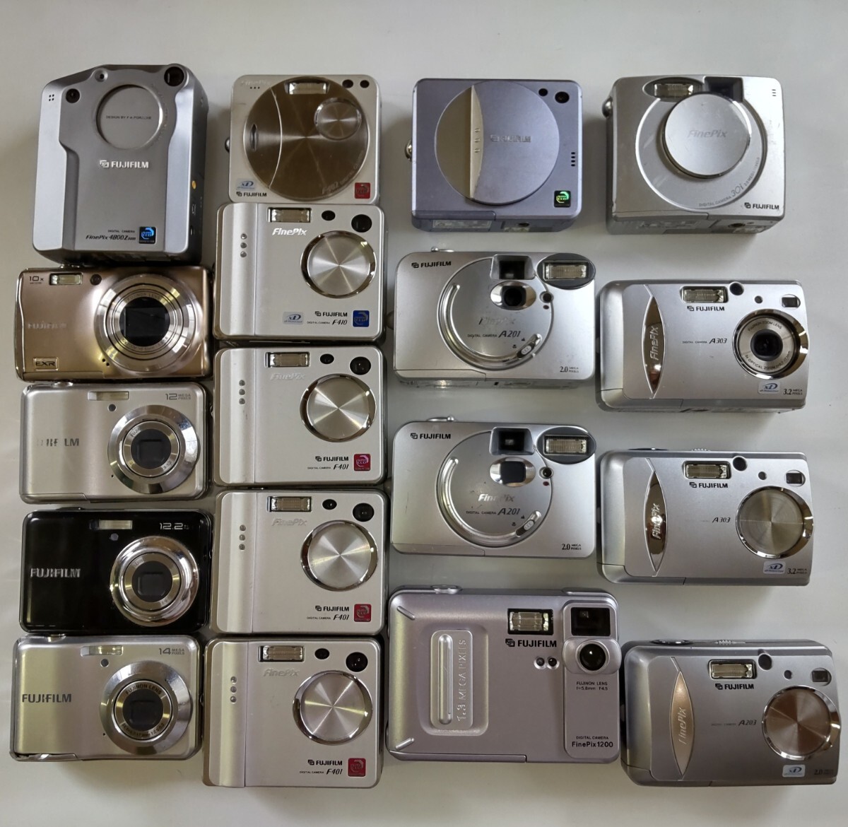 Yahoo!オークション - FUJIFILM デジカメ 18台セット / F401 F402 F4...