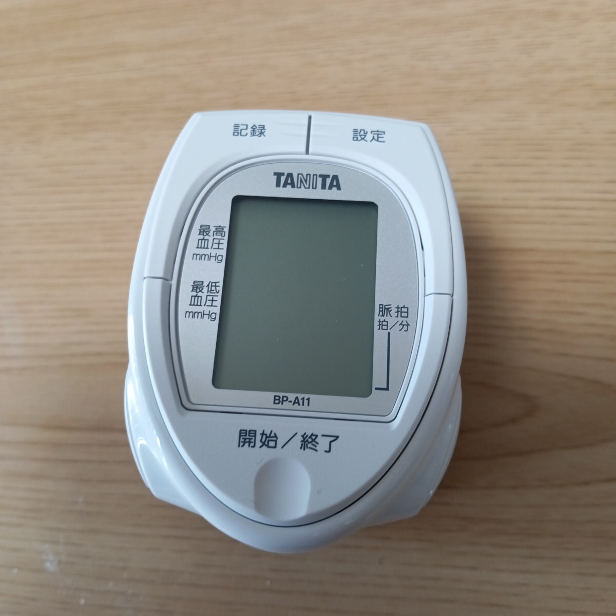 Yahoo!オークション - 送料込 手首式血圧計 BP-A11 （ホワイト） タニ...