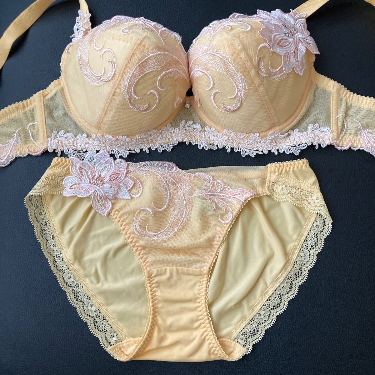 Yahoo!オークション - ワコール サルート YE ブラジャーF70 補正下着 ...