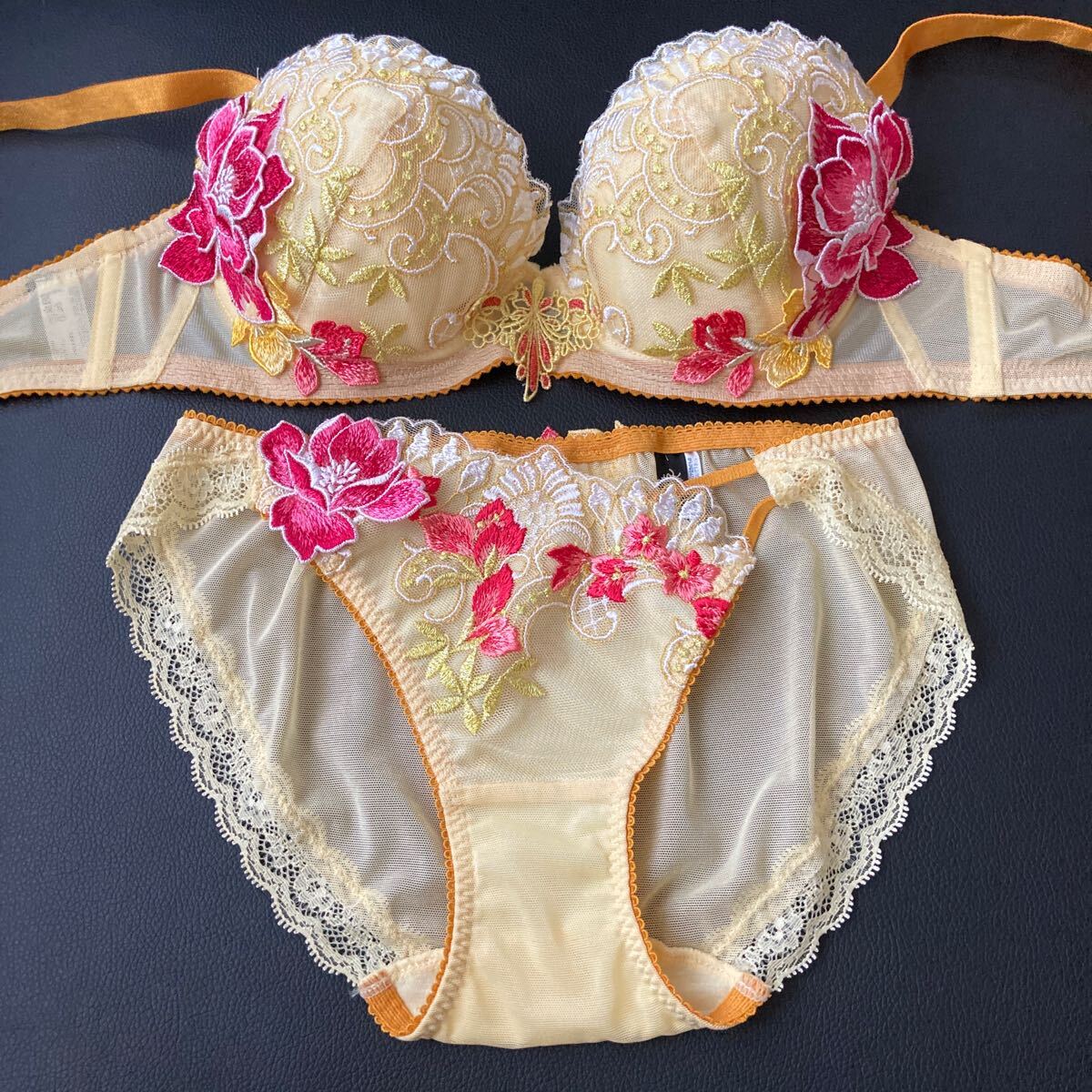 Yahoo!オークション - ワコール サルート43G エジプト ブラジャーD75 ...