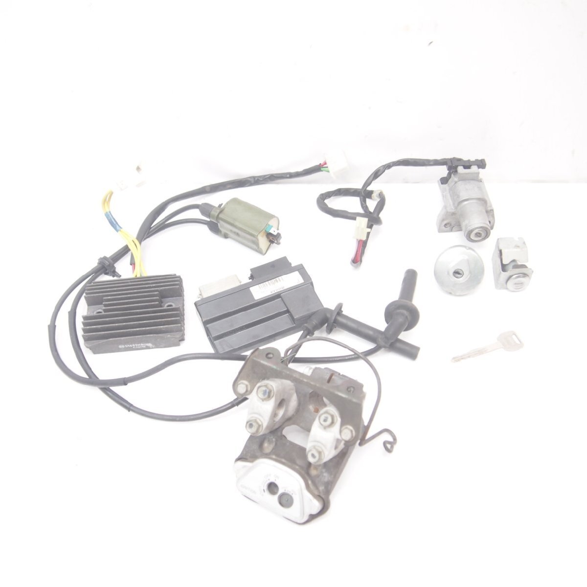 Yahoo!オークション - シルバーウィング400純正電装&キー 割れなし05年...