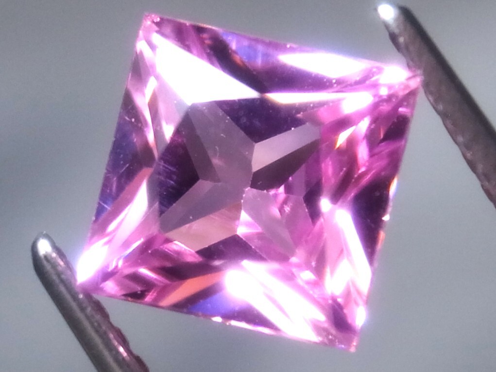 Yahoo!オークション - 2.26ct 新品・ファンシーピンクカラー 変色効果...