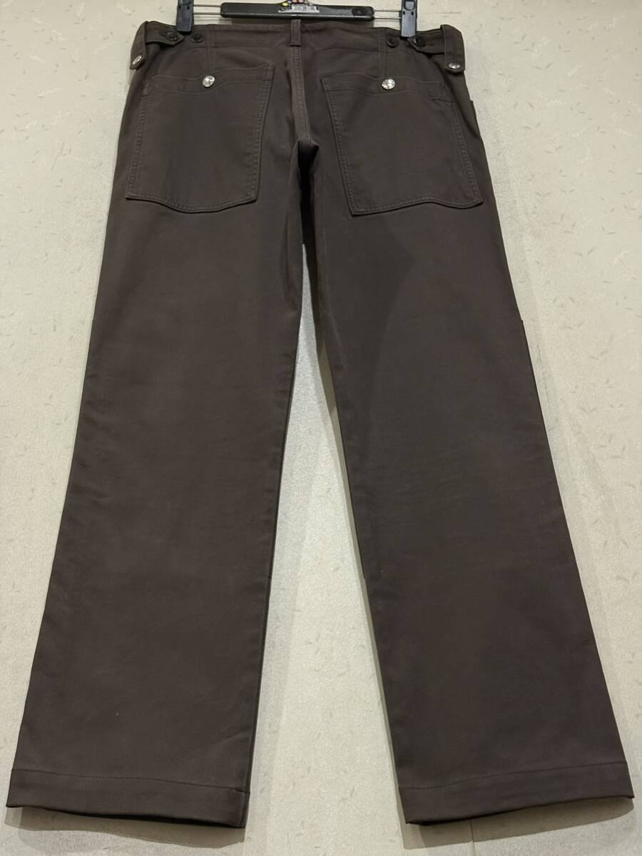 【樂淘letao】日本代購代標第一品牌－LOUIS VUITTON ルイ ヴィトン メタルロゴチャーム ストレッチパンツ ルイヴィトンジャパンタグ 38 濃い目ブラウン イタリア製 BJBE.H