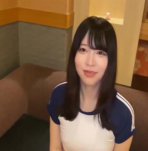 Yahoo!オークション - アダルト誌切り抜き 完璧美少女 デカケツ震わせ...